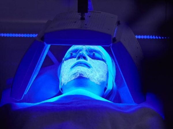 Facial Black head/acnes removal with Blue light - Hannah Spa